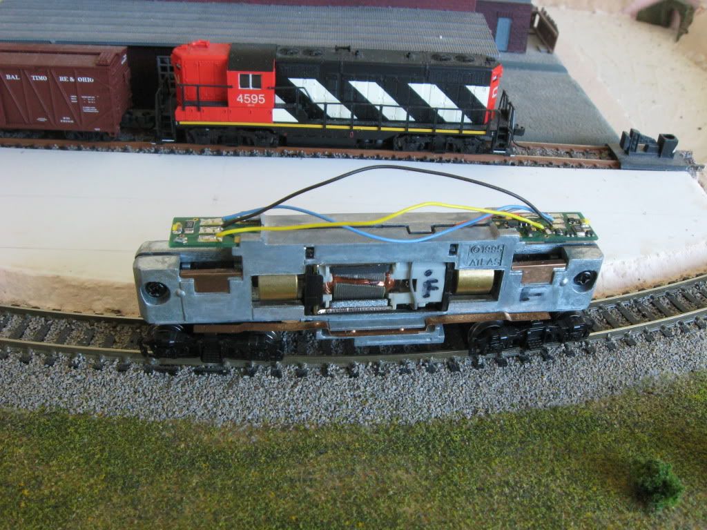 Installing a TCS CN-GP decoder in an Atlas GP9 | TrainBoard.com - The Internet's Original